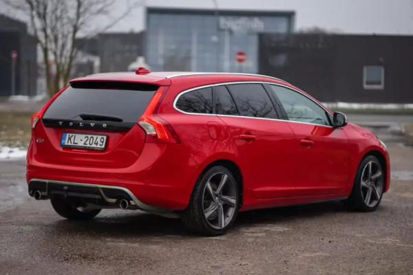 Red Volvo V60 2012 in Liepaja, with an engine capacity of 2.40 L and mileage of 468 thousand km for 4850 €, photo 4 on AUTOMOTO.COM.LV