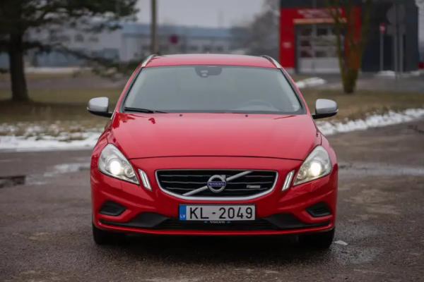 Red Volvo V60 2012 in Liepaja, with an engine capacity of 2.40 L and mileage of 468 thousand km for 4850 €, photo 6 on AUTOMOTO.COM.LV