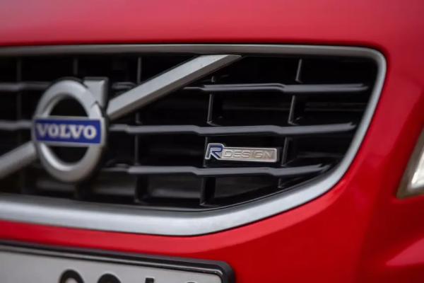 Red Volvo V60 2012 in Liepaja, with an engine capacity of 2.40 L and mileage of 468 thousand km for 4850 €, photo 7 on AUTOMOTO.COM.LV