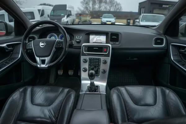 Red Volvo V60 2012 in Liepaja, with an engine capacity of 2.40 L and mileage of 468 thousand km for 4850 €, photo 8 on AUTOMOTO.COM.LV