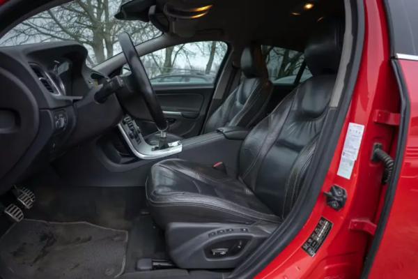 Red Volvo V60 2012 in Liepaja, with an engine capacity of 2.40 L and mileage of 468 thousand km for 4850 €, photo 9 on AUTOMOTO.COM.LV
