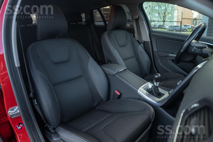 Sarkans Volvo V60 2013 Liepāja, ar dzinēja tilpumu 1.60 L un nobraukumu 290 tūkst. km par 6950 €, foto 17 vietnē AUTOMOTO.COM.LV