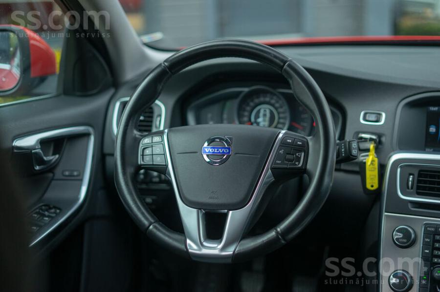 Sarkans Volvo V60 2013 Liepāja, ar dzinēja tilpumu 1.60 L un nobraukumu 290 tūkst. km par 6950 €, foto 18 vietnē AUTOMOTO.COM.LV