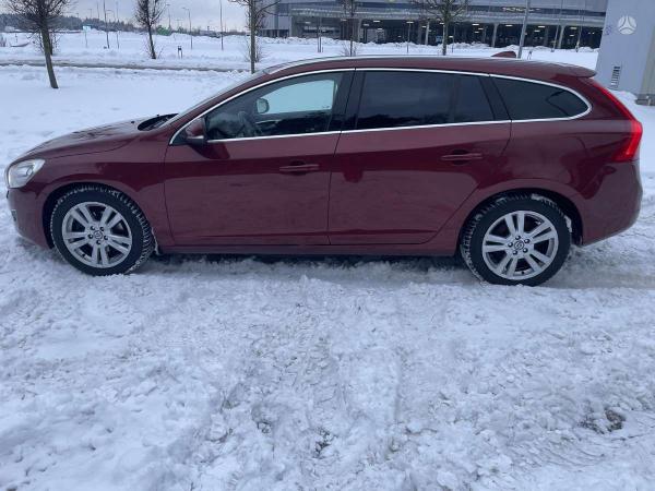 Sarkans Volvo V60 2013 Viļņa, ar dzinēja tilpumu 1.98 L un nobraukumu 236 tūkst. km par 6900 €, foto 5 vietnē AUTOMOTO.COM.LV