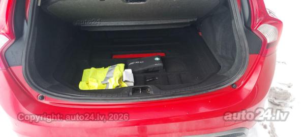 Red Volvo V60 2013 in Tartu, with an engine capacity of 2.40 L and mileage of 283 thousand km for 9500 €, photo 11 on AUTOMOTO.COM.LV