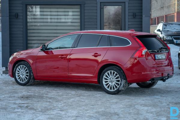 Sarkans Volvo V60 2013 Liepāja, ar dzinēja tilpumu 1.60 L un nobraukumu 290 tūkst. km par 6950 €, foto 2 vietnē AUTOMOTO.COM.LV