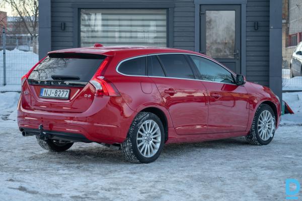 Sarkans Volvo V60 2013 Liepāja, ar dzinēja tilpumu 1.60 L un nobraukumu 290 tūkst. km par 6950 €, foto 3 vietnē AUTOMOTO.COM.LV