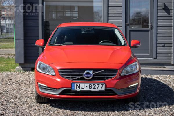Red Volvo V60 2013 in Liepaja, with an engine capacity of 1.60 L and mileage of 290 thousand km for 6950 €, photo 2 on AUTOMOTO.COM.LV