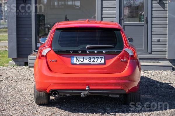 Red Volvo V60 2013 in Liepaja, with an engine capacity of 1.60 L and mileage of 290 thousand km for 6950 €, photo 5 on AUTOMOTO.COM.LV