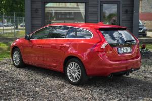 Sarkans Volvo V60 2013 Liepāja, ar dzinēja tilpumu 1.60 L un nobraukumu 290 tūkst. km par 6000 €, foto 3 vietnē AUTOMOTO.COM.LV