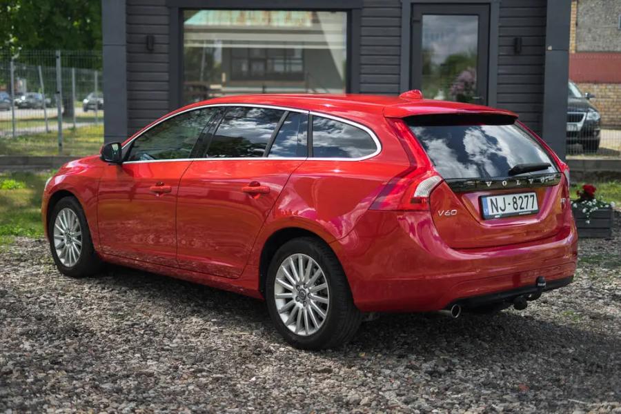 Sarkans Volvo V60 2013 Liepāja, ar dzinēja tilpumu 1.60 L un nobraukumu 290 tūkst. km par 6000 €, foto 3 vietnē AUTOMOTO.COM.LV