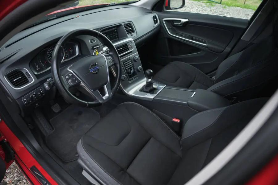 Sarkans Volvo V60 2013 Liepāja, ar dzinēja tilpumu 1.60 L un nobraukumu 290 tūkst. km par 6000 €, foto 10 vietnē AUTOMOTO.COM.LV