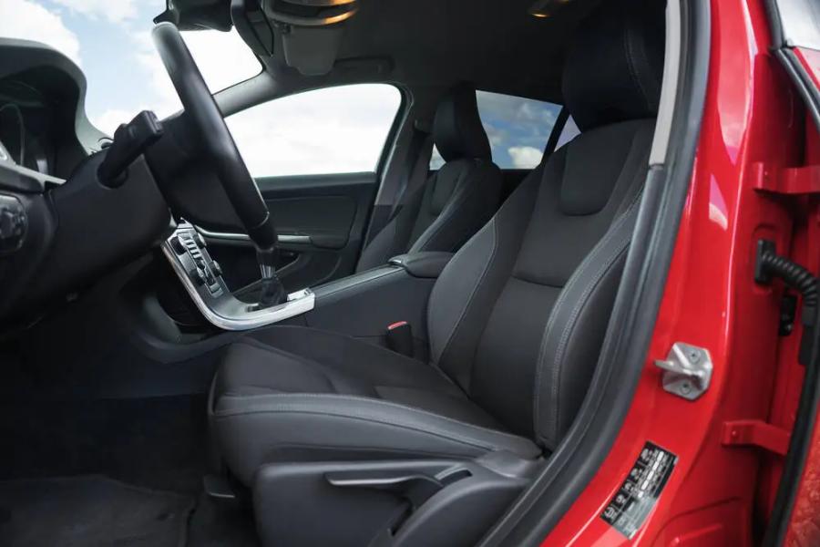 Sarkans Volvo V60 2013 Liepāja, ar dzinēja tilpumu 1.60 L un nobraukumu 290 tūkst. km par 6000 €, foto 11 vietnē AUTOMOTO.COM.LV