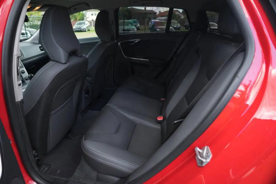 Sarkans Volvo V60 2013 Liepāja, ar dzinēja tilpumu 1.60 L un nobraukumu 290 tūkst. km par 6000 €, foto 12 vietnē AUTOMOTO.COM.LV