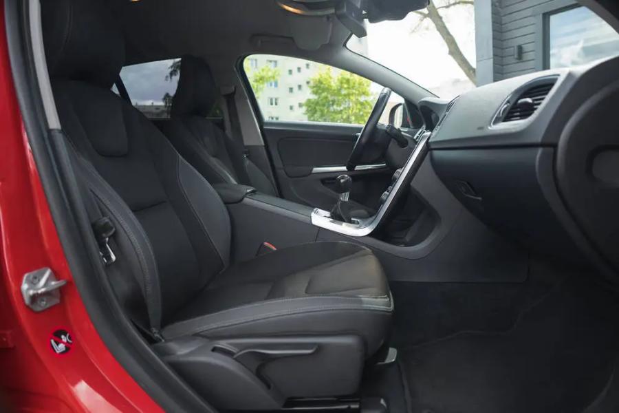Sarkans Volvo V60 2013 Liepāja, ar dzinēja tilpumu 1.60 L un nobraukumu 290 tūkst. km par 6000 €, foto 16 vietnē AUTOMOTO.COM.LV