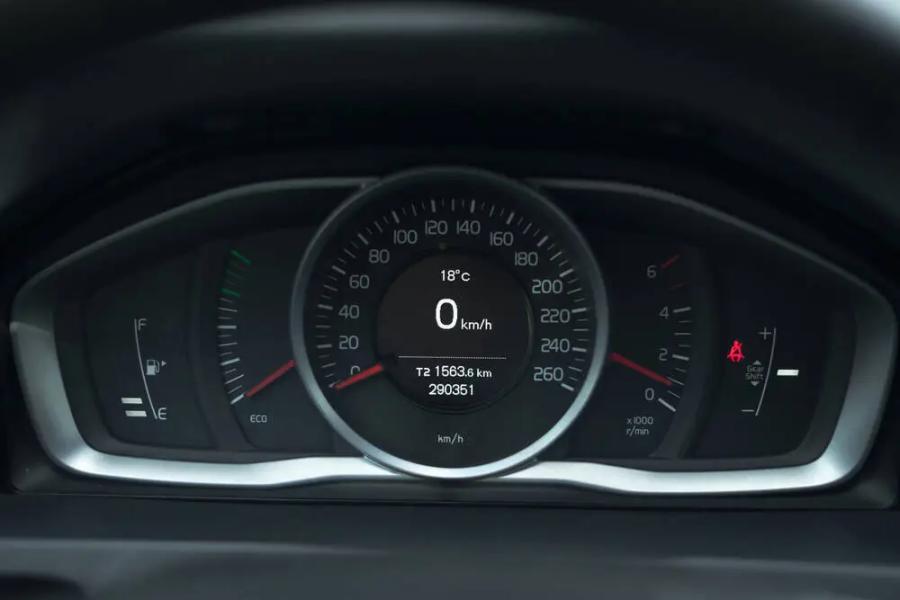 Sarkans Volvo V60 2013 Liepāja, ar dzinēja tilpumu 1.60 L un nobraukumu 290 tūkst. km par 6000 €, foto 18 vietnē AUTOMOTO.COM.LV