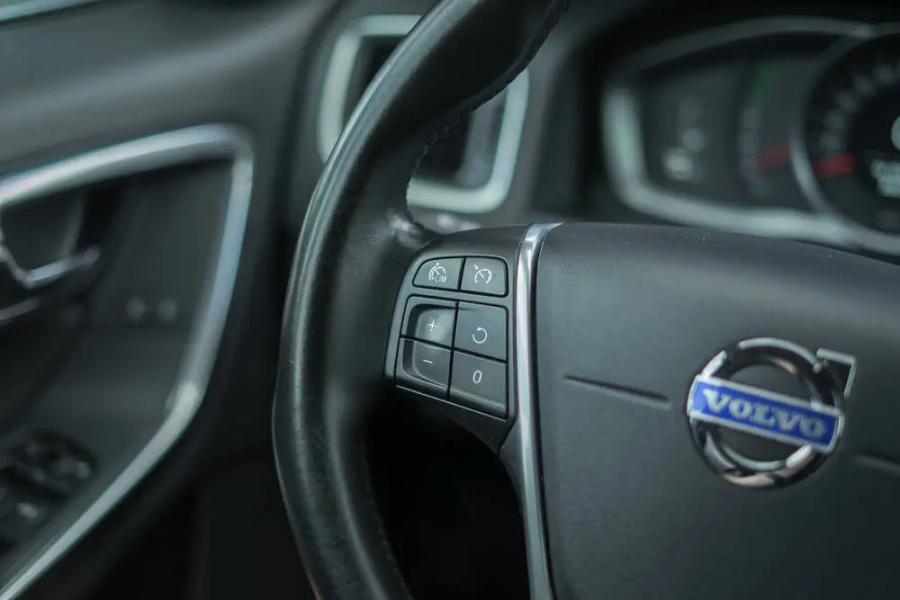 Sarkans Volvo V60 2013 Liepāja, ar dzinēja tilpumu 1.60 L un nobraukumu 290 tūkst. km par 6000 €, foto 21 vietnē AUTOMOTO.COM.LV