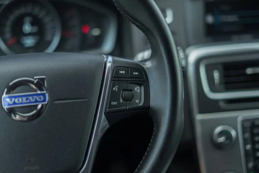 Sarkans Volvo V60 2013 Liepāja, ar dzinēja tilpumu 1.60 L un nobraukumu 290 tūkst. km par 6000 €, foto 22 vietnē AUTOMOTO.COM.LV
