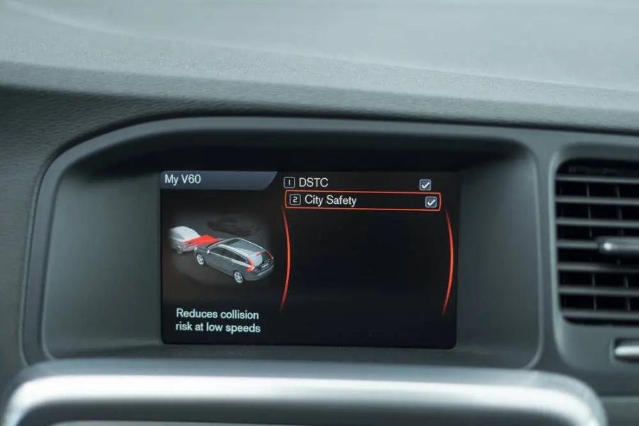 Sarkans Volvo V60 2013 Liepāja, ar dzinēja tilpumu 1.60 L un nobraukumu 290 tūkst. km par 6000 €, foto 24 vietnē AUTOMOTO.COM.LV