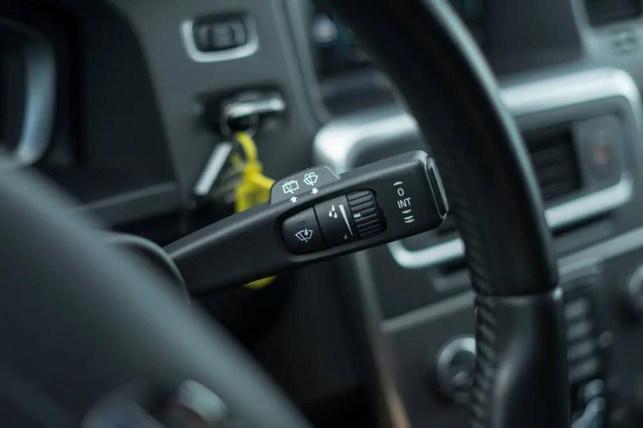 Sarkans Volvo V60 2013 Liepāja, ar dzinēja tilpumu 1.60 L un nobraukumu 290 tūkst. km par 6000 €, foto 28 vietnē AUTOMOTO.COM.LV