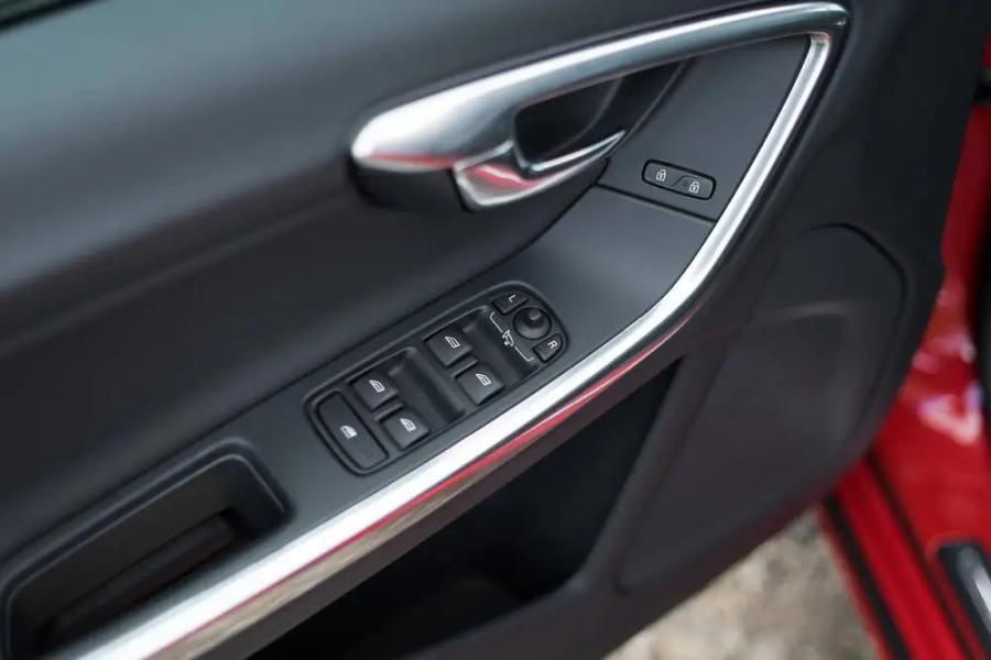 Sarkans Volvo V60 2013 Liepāja, ar dzinēja tilpumu 1.60 L un nobraukumu 290 tūkst. km par 6000 €, foto 29 vietnē AUTOMOTO.COM.LV