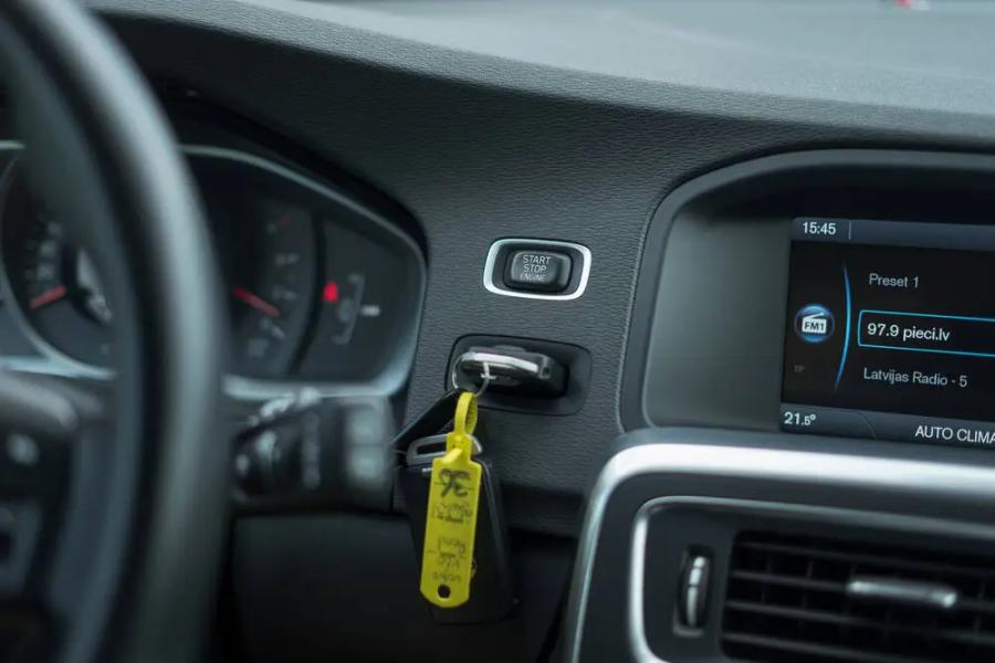 Sarkans Volvo V60 2013 Liepāja, ar dzinēja tilpumu 1.60 L un nobraukumu 290 tūkst. km par 6000 €, foto 30 vietnē AUTOMOTO.COM.LV