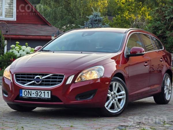 Red Volvo V60 2013 in Riga, with an engine capacity of 2.00 L and mileage of 257 thousand km for 5950 €, photo 1 on AUTOMOTO.COM.LV