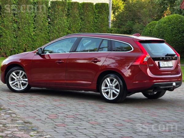 Red Volvo V60 2013 in Riga, with an engine capacity of 2.00 L and mileage of 257 thousand km for 5950 €, photo 3 on AUTOMOTO.COM.LV