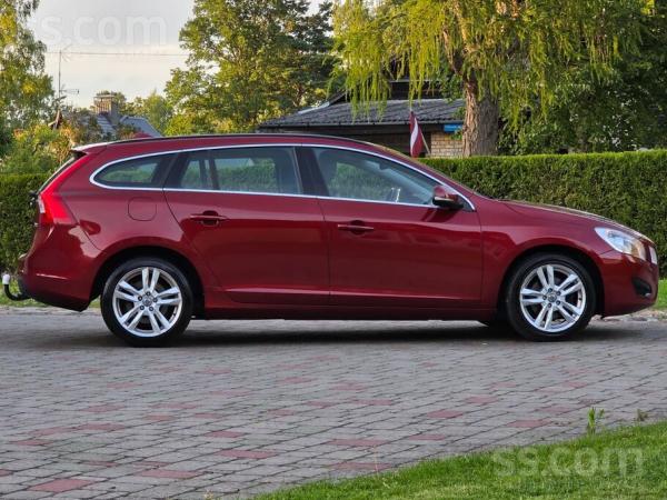 Red Volvo V60 2013 in Riga, with an engine capacity of 2.00 L and mileage of 257 thousand km for 5950 €, photo 6 on AUTOMOTO.COM.LV