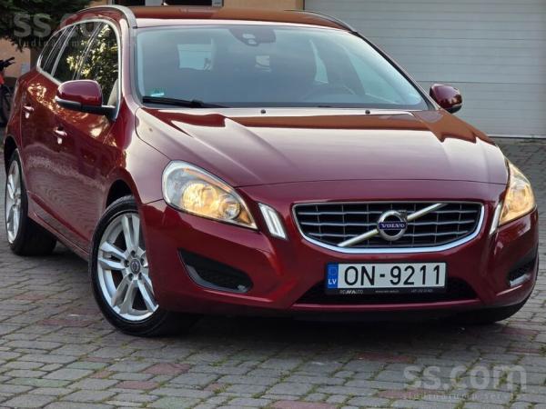 Red Volvo V60 2013 in Riga, with an engine capacity of 2.00 L and mileage of 257 thousand km for 5950 €, photo 7 on AUTOMOTO.COM.LV