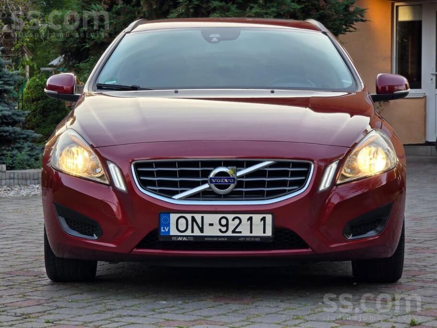 Sarkans Volvo V60 2013 Rīga, ar dzinēja tilpumu 2.00 L un nobraukumu 257 tūkst. km par 5950 €, foto 9 vietnē AUTOMOTO.COM.LV