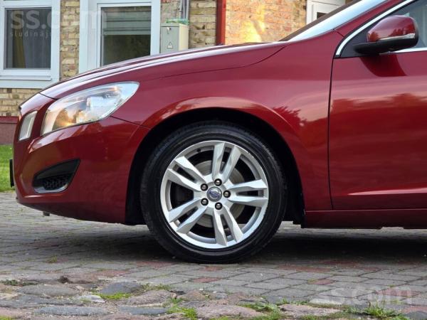 Red Volvo V60 2013 in Riga, with an engine capacity of 2.00 L and mileage of 257 thousand km for 5950 €, photo 9 on AUTOMOTO.COM.LV