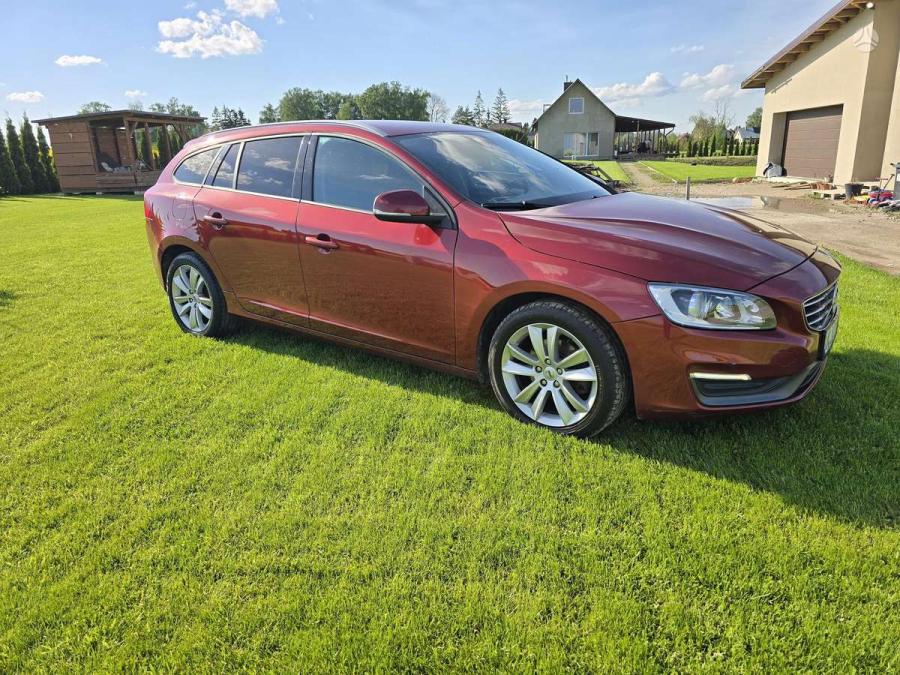 Red Volvo V60 2013 in Kaunas, with an engine capacity of 1.98 L and mileage of 206 thousand km for 6500 €, photo 4 on AUTOMOTO.COM.LV