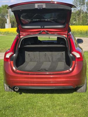 Red Volvo V60 2013 in Kaunas, with an engine capacity of 1.98 L and mileage of 206 thousand km for 6500 €, photo 6 on AUTOMOTO.COM.LV
