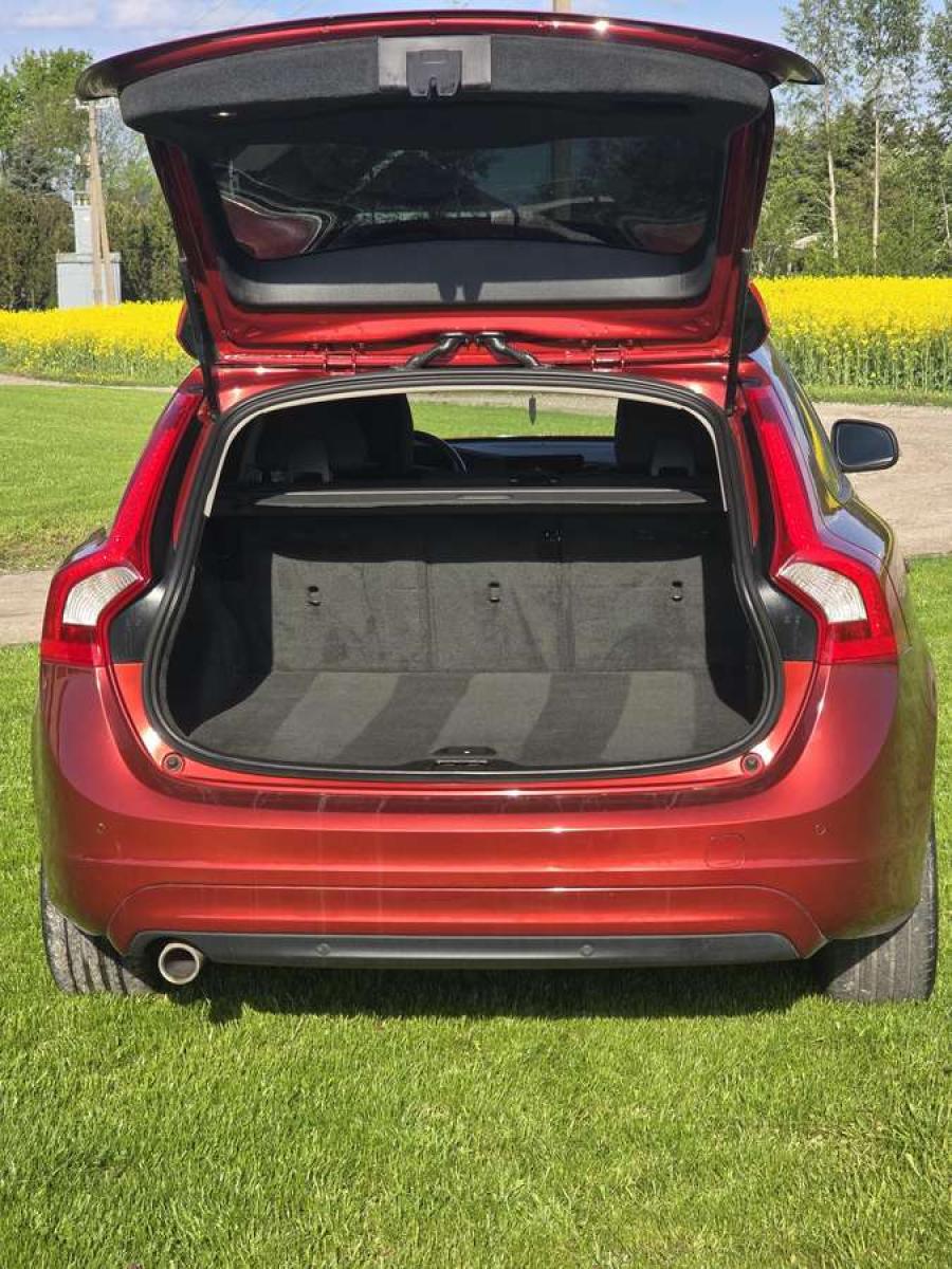 Red Volvo V60 2013 in Kaunas, with an engine capacity of 1.98 L and mileage of 206 thousand km for 6500 €, photo 6 on AUTOMOTO.COM.LV