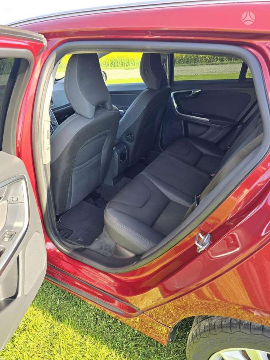 Red Volvo V60 2013 in Kaunas, with an engine capacity of 1.98 L and mileage of 206 thousand km for 6500 €, photo 7 on AUTOMOTO.COM.LV
