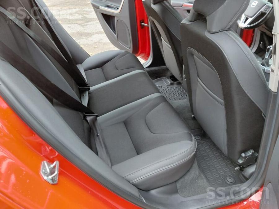 Red Volvo V60 2014 in Talsi, with an engine capacity of 2.00 L and mileage of 299 thousand km for 6500 €, photo 10 on AUTOMOTO.COM.LV