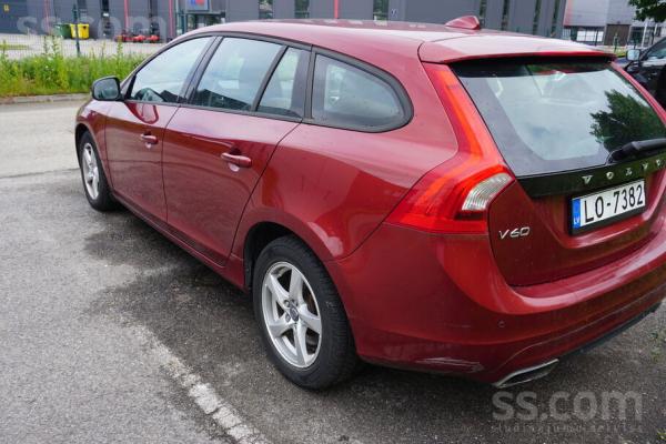 Sarkans Volvo V60 2014 Rīga, ar dzinēja tilpumu 2.00 L un nobraukumu 286 tūkst. km par 4700 €, foto 3 vietnē AUTOMOTO.COM.LV