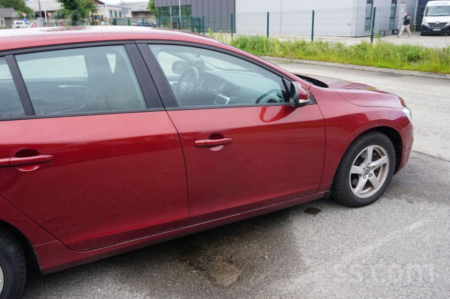 Red Volvo V60 2014 in Riga, with an engine capacity of 2.00 L and mileage of 286 thousand km for 4700 €, photo 5 on AUTOMOTO.COM.LV