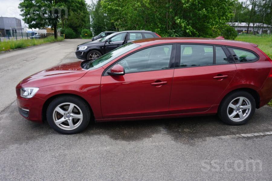 Red Volvo V60 2014 in Riga, with an engine capacity of 2.00 L and mileage of 286 thousand km for 4700 €, photo 6 on AUTOMOTO.COM.LV