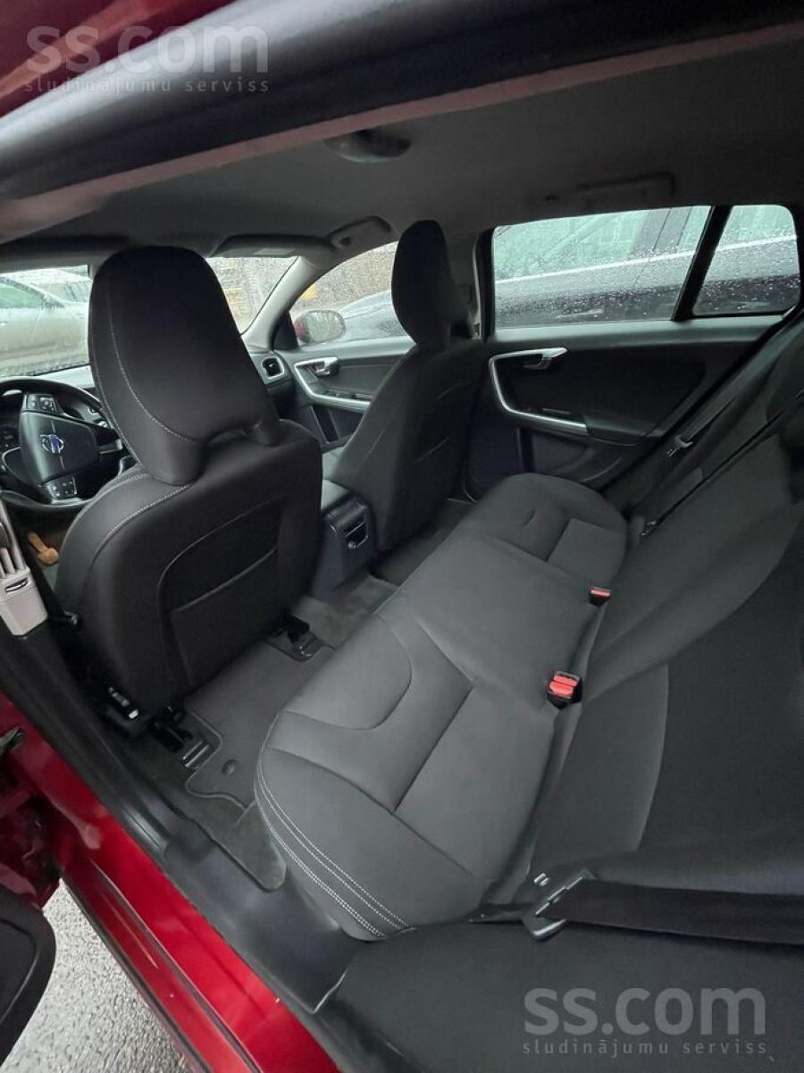 Red Volvo V60 2014 in Riga, with an engine capacity of 2.00 L and mileage of 286 thousand km for 4700 €, photo 7 on AUTOMOTO.COM.LV