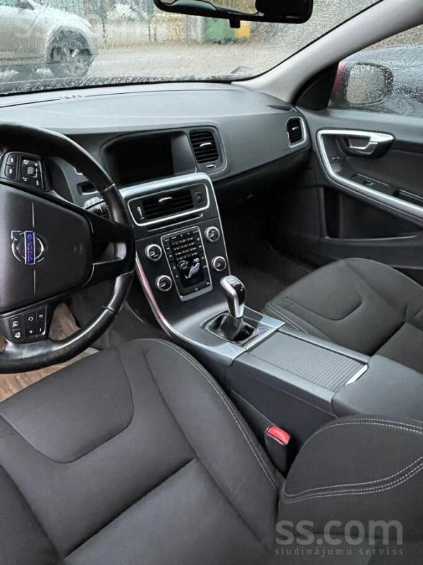 Sarkans Volvo V60 2014 Rīga, ar dzinēja tilpumu 2.00 L un nobraukumu 286 tūkst. km par 4700 €, foto 8 vietnē AUTOMOTO.COM.LV