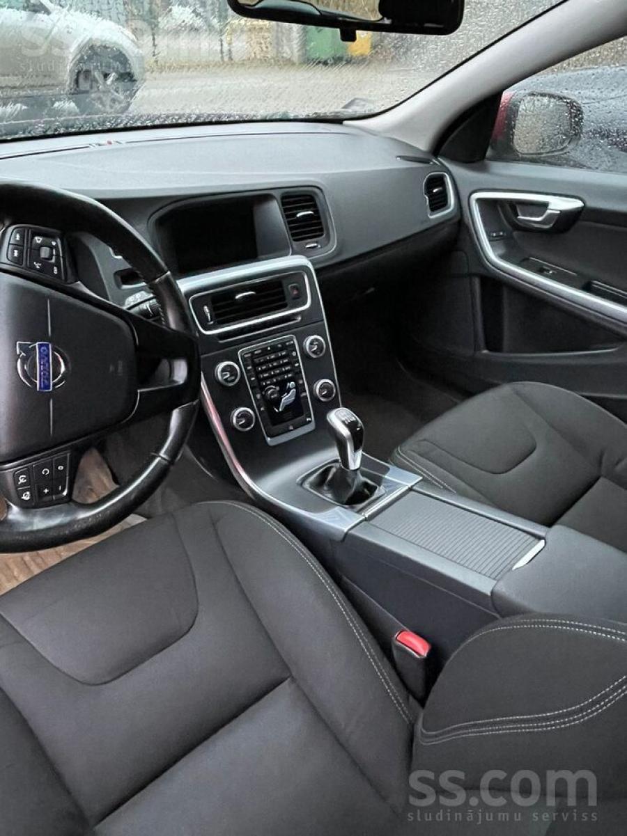 Red Volvo V60 2014 in Riga, with an engine capacity of 2.00 L and mileage of 286 thousand km for 4700 €, photo 9 on AUTOMOTO.COM.LV