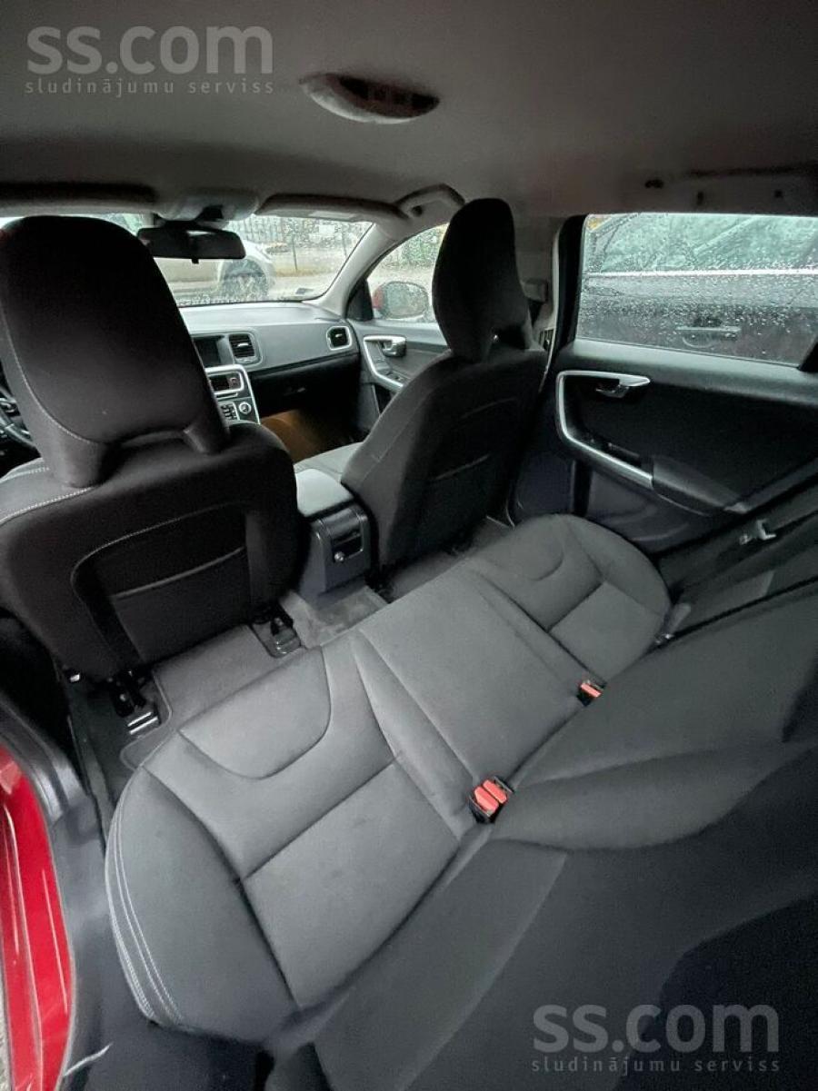 Red Volvo V60 2014 in Riga, with an engine capacity of 2.00 L and mileage of 286 thousand km for 4700 €, photo 10 on AUTOMOTO.COM.LV