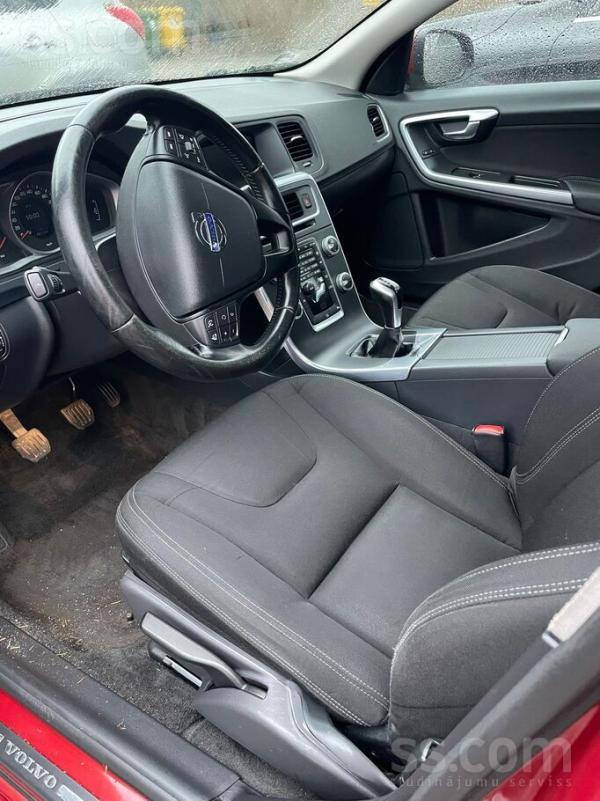 Sarkans Volvo V60 2014 Rīga, ar dzinēja tilpumu 2.00 L un nobraukumu 286 tūkst. km par 4700 €, foto 10 vietnē AUTOMOTO.COM.LV