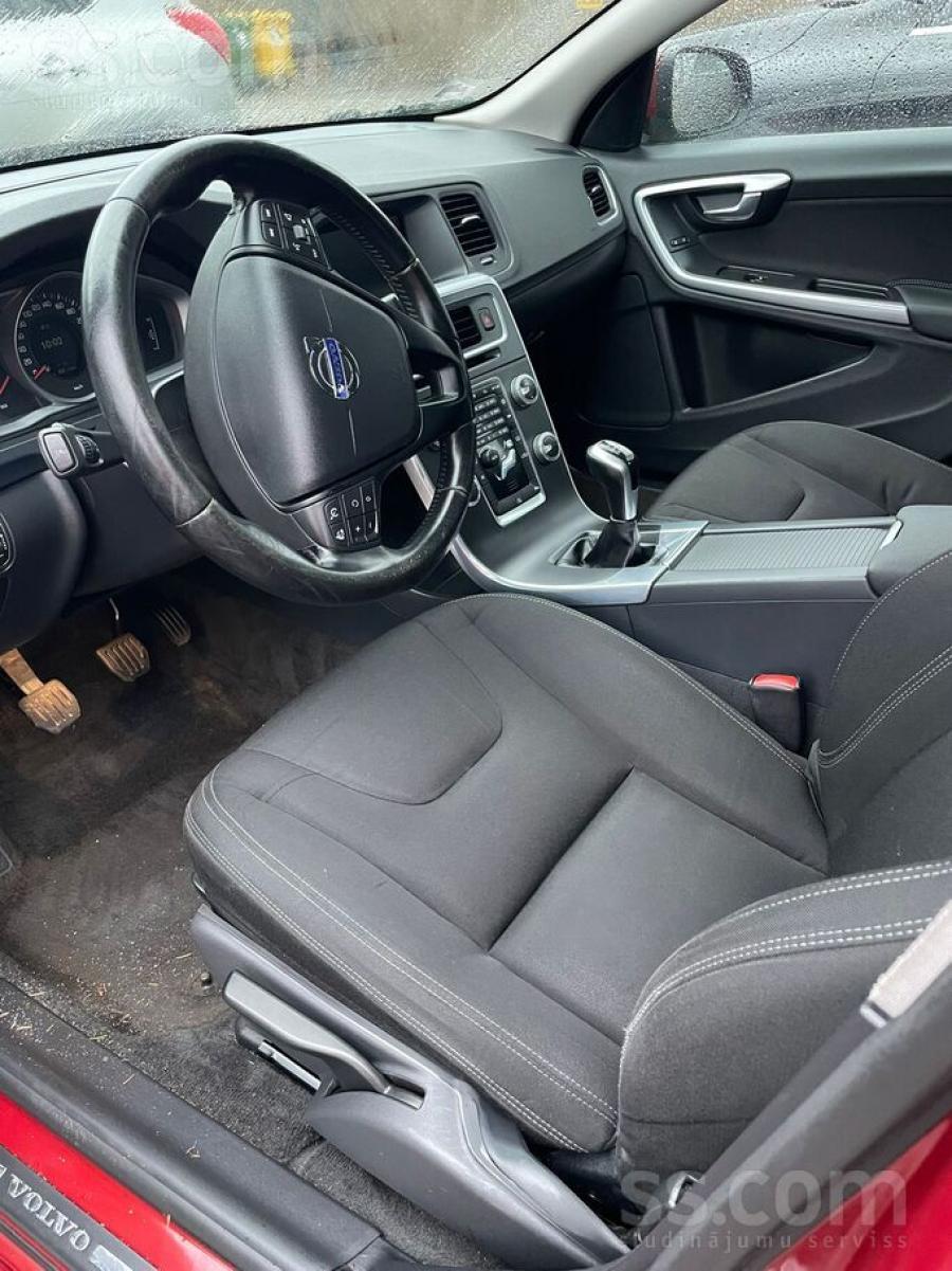 Red Volvo V60 2014 in Riga, with an engine capacity of 2.00 L and mileage of 286 thousand km for 4700 €, photo 11 on AUTOMOTO.COM.LV