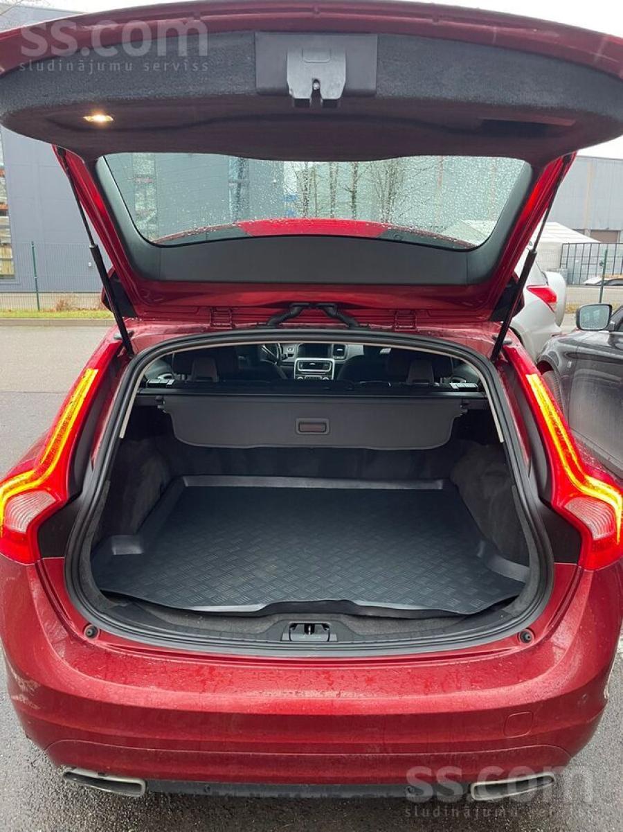 Red Volvo V60 2014 in Riga, with an engine capacity of 2.00 L and mileage of 286 thousand km for 4700 €, photo 12 on AUTOMOTO.COM.LV