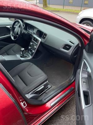 Red Volvo V60 2014 in Riga, with an engine capacity of 2.00 L and mileage of 286 thousand km for 4700 €, photo 13 on AUTOMOTO.COM.LV