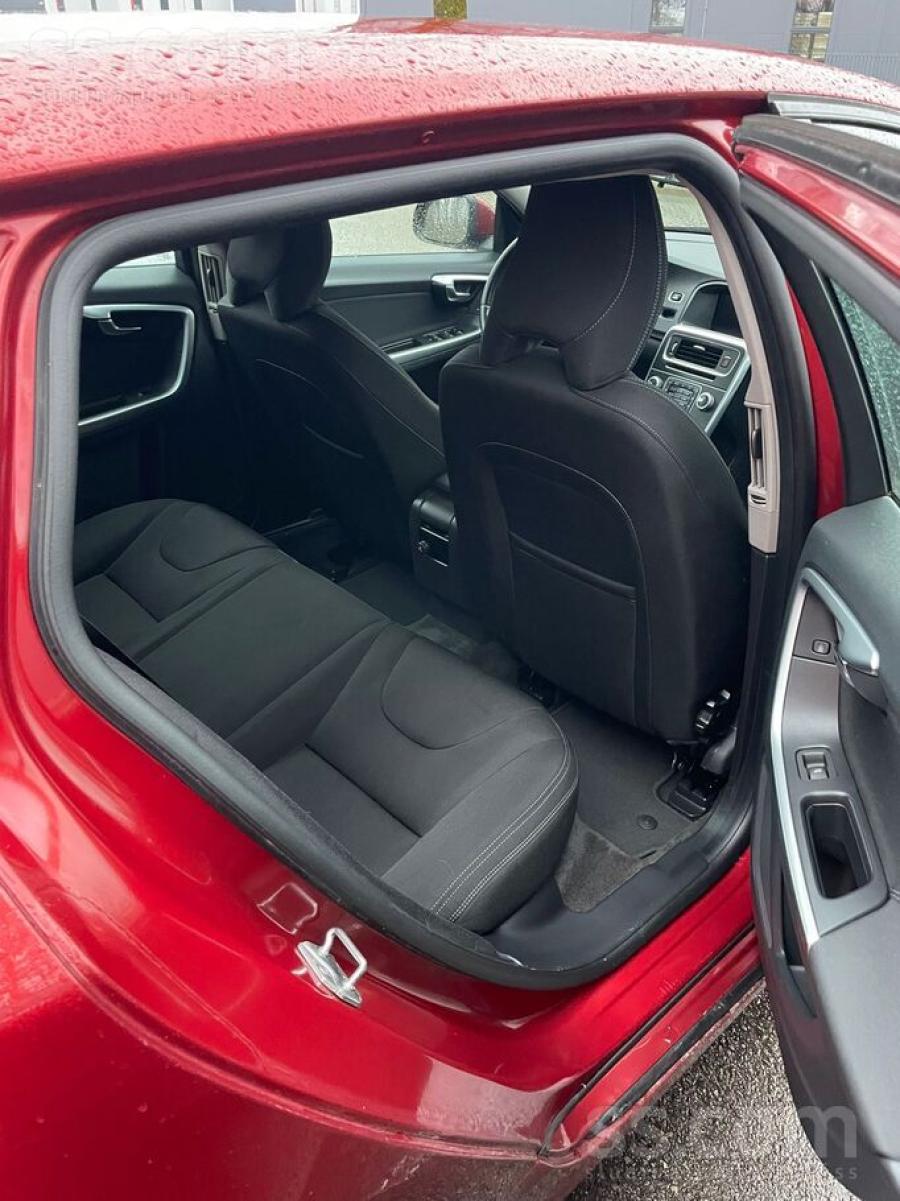 Red Volvo V60 2014 in Riga, with an engine capacity of 2.00 L and mileage of 286 thousand km for 4700 €, photo 14 on AUTOMOTO.COM.LV