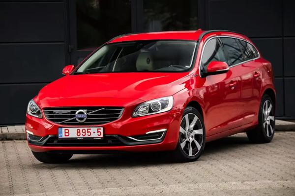 Sarkans Volvo V60 2014 Jelgava, ar dzinēja tilpumu 2.40 L un nobraukumu 296 tūkst. km par 9000 €, foto 1 vietnē AUTOMOTO.COM.LV